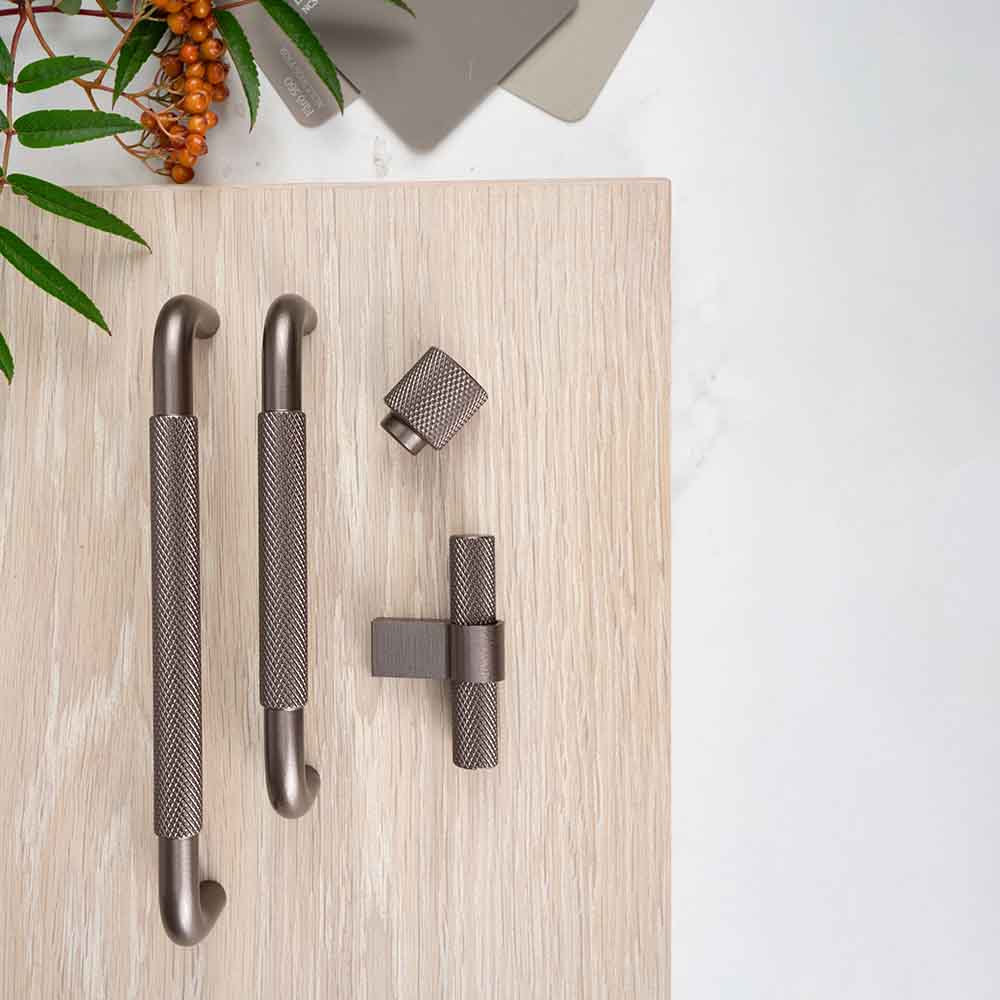 Handtag Helix - Mörk Brons | Beslagonline.se