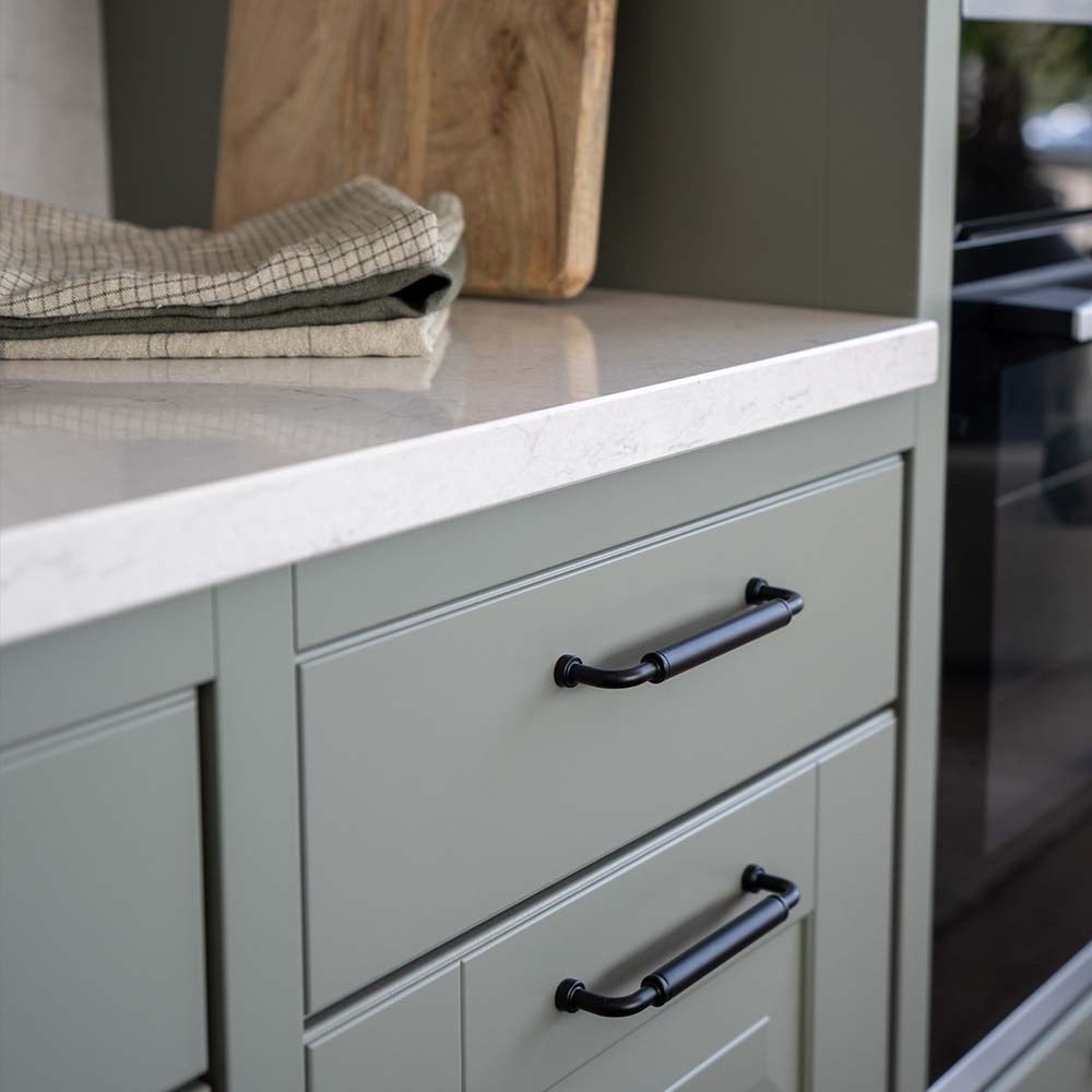 Handtag Brohult M - 128mm - Svart/Svart | Beslagonline.se