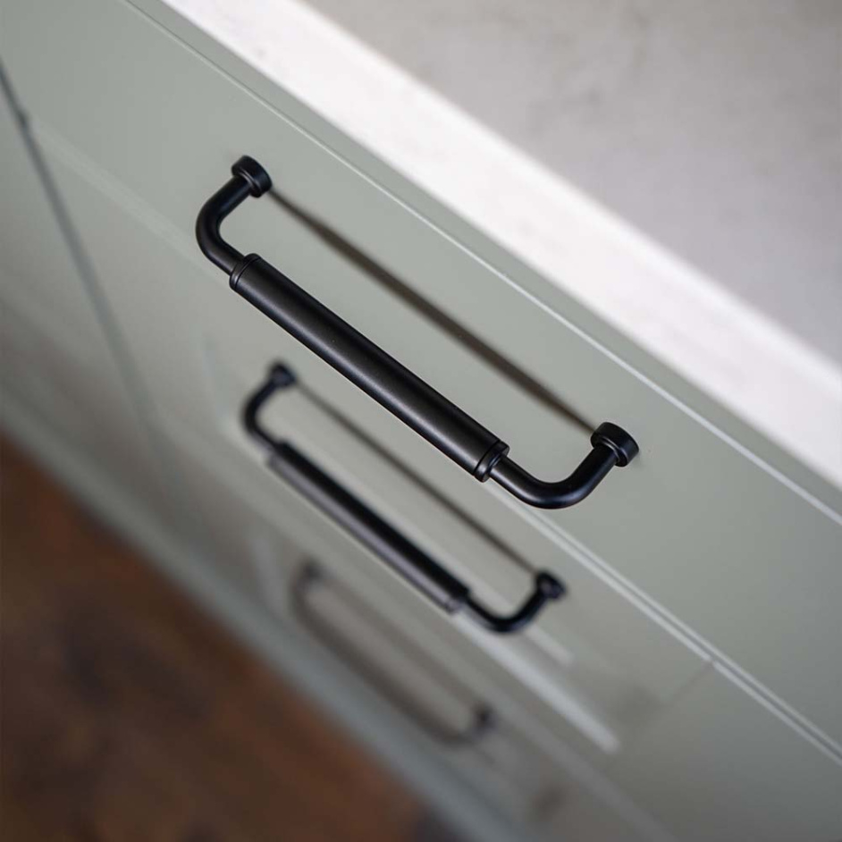 Handtag Brohult M - 128mm - Svart/Svart | Beslagonline.se