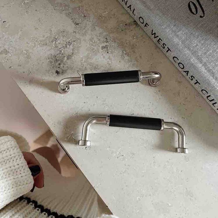 Handtag Brohult M - Förnicklad/Svart | Beslagonline.se