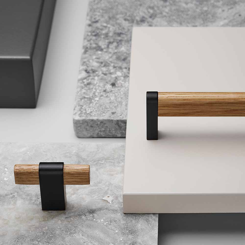 Handtag Crossing - Ek/Svart | Beslagonline.se